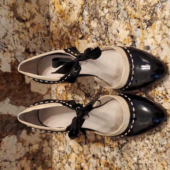 Anne Klein | Shoes | Adorable Anne Klein Black Heels Trimmed In Cream ...